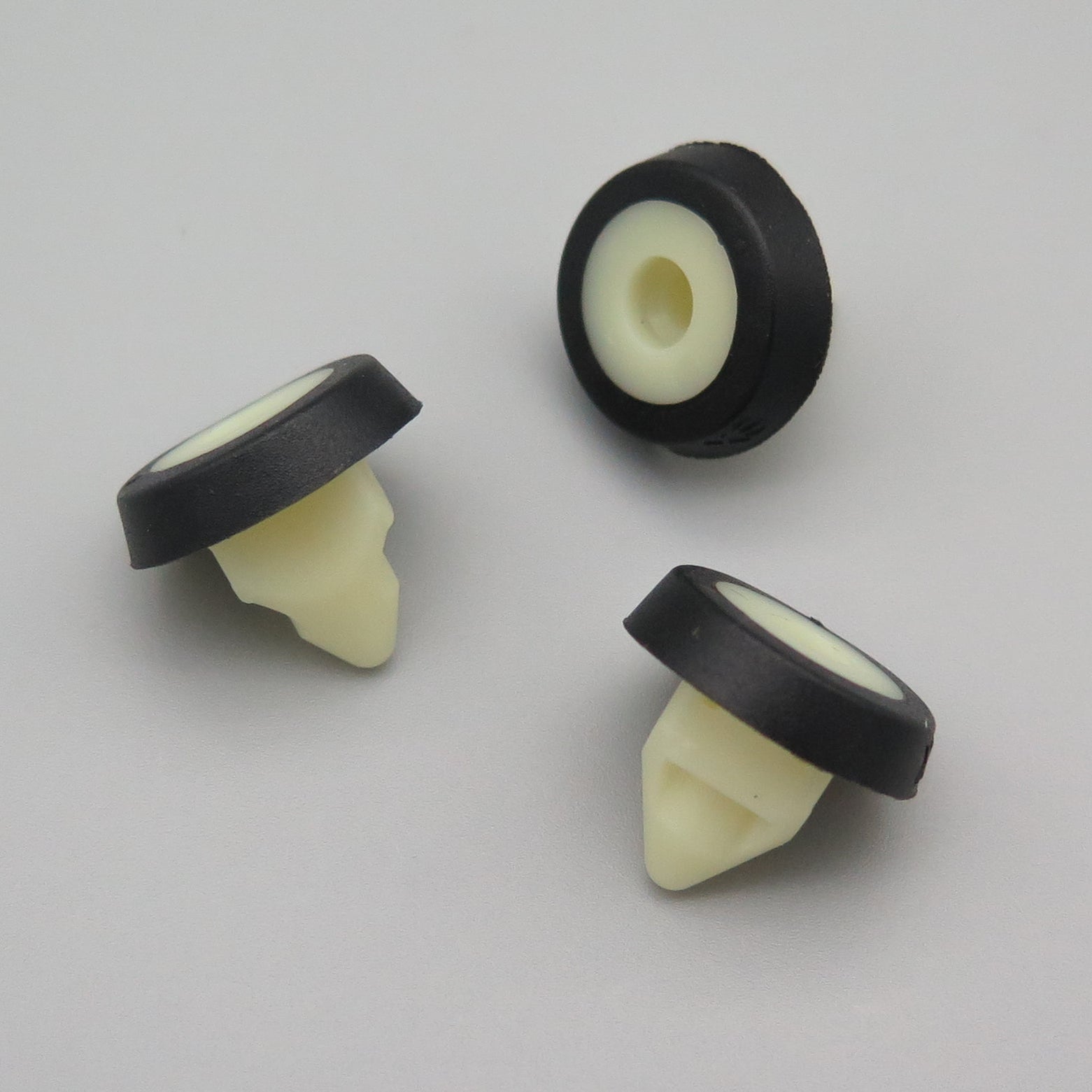 Plastic Expanding Nut / Screw Grommet with Rubber Seal- Seat N10621301 ...