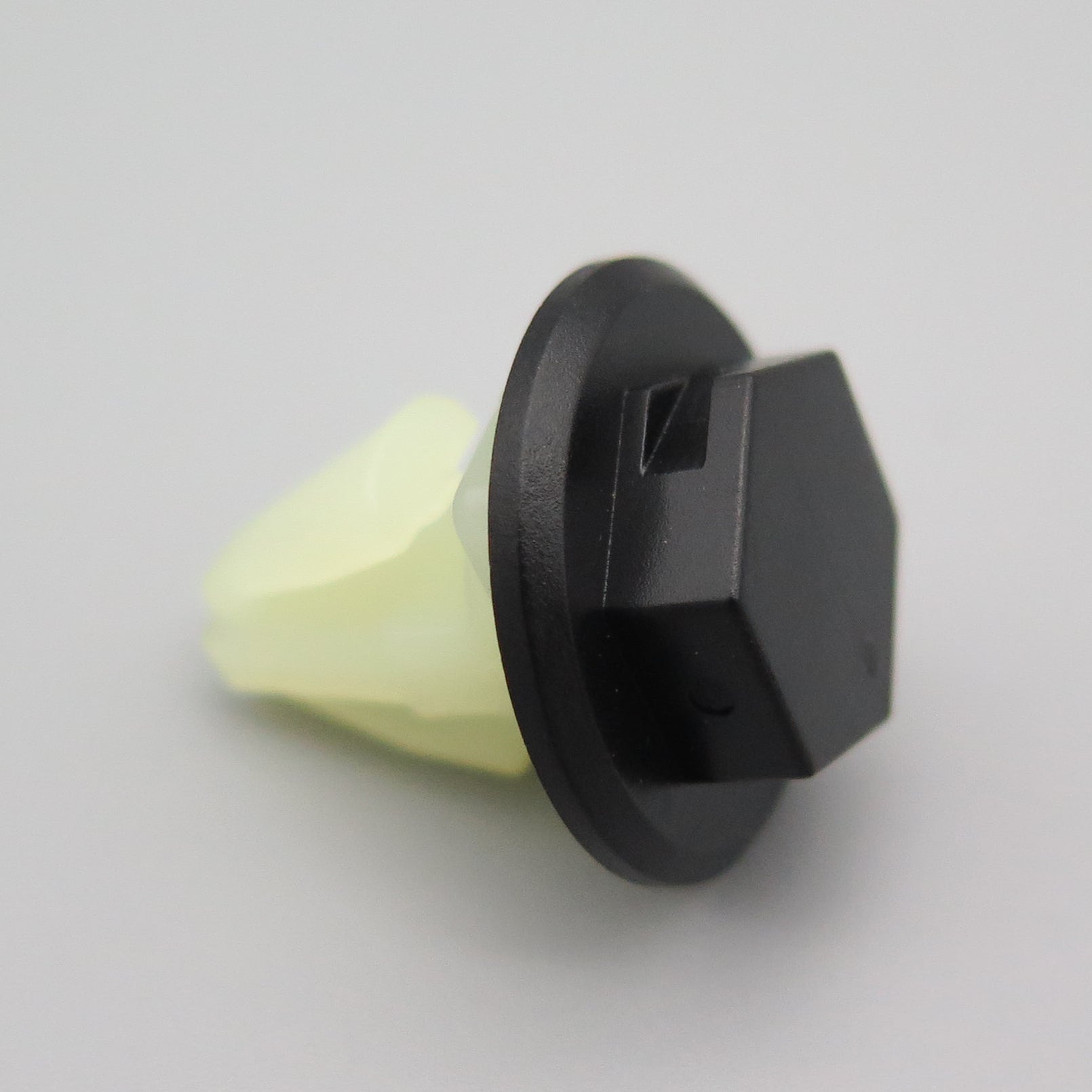 Engine Bay Shields, Wing Liner Clips, Renault 8200389607 — VehicleClips
