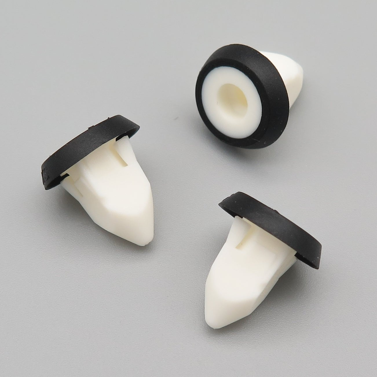 Screw Mounting Grommet with Rubber Seal, Ford 1713475 — VehicleClips